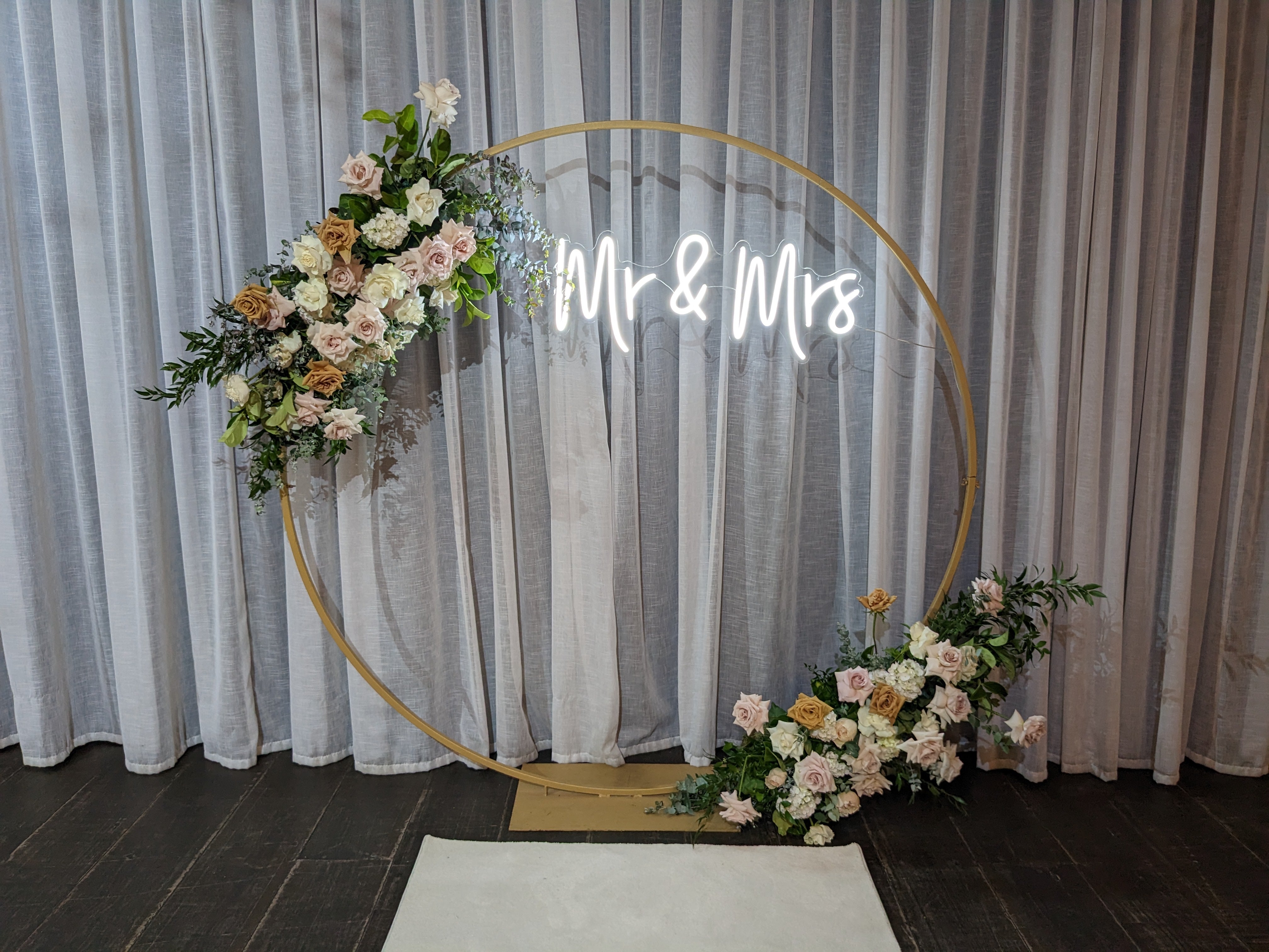 Round Gold Hollow Backdrop Frame For Hire – Neon Daddy